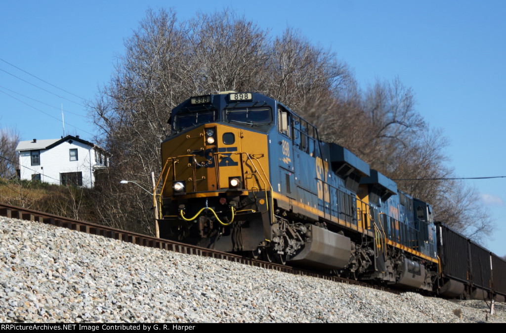 CSXT 898 on an EB coal train. Unknown symbol